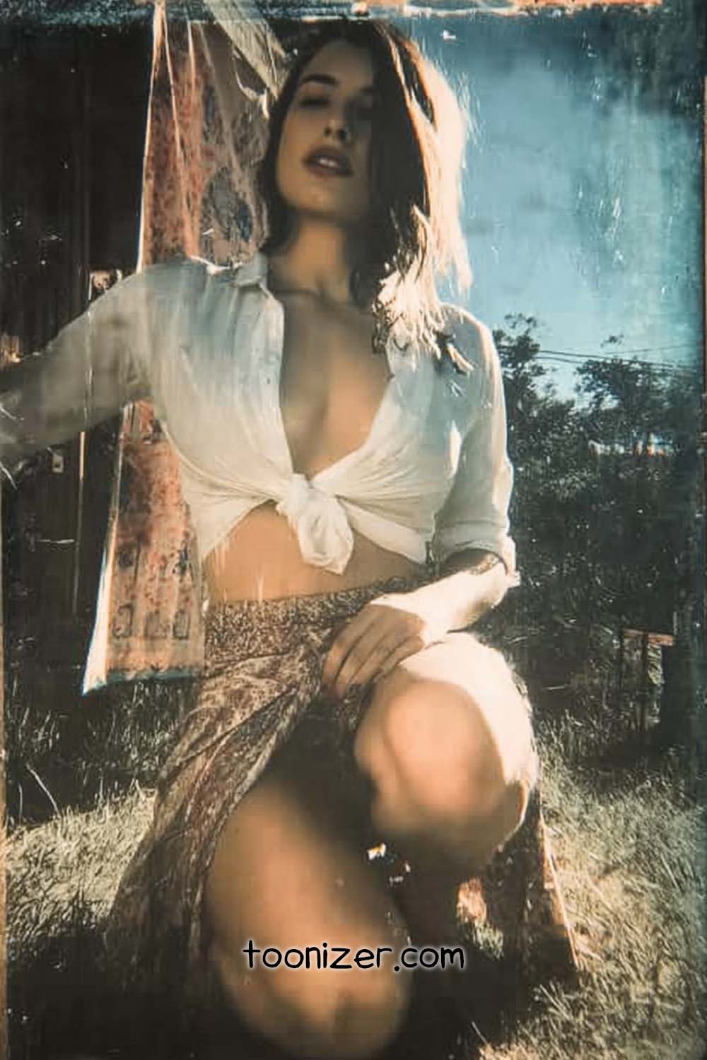 Blurred & Beautiful: Analog Close-Up Portraits with Twisted Camera Aesthetics - Toonizer